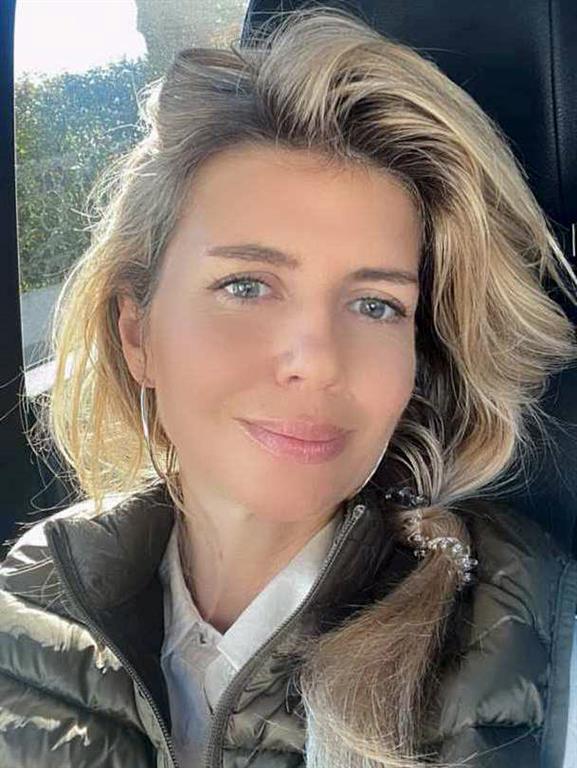 Leuke Dame Zoekt Zachtaardige Man | Vrouw Zoekt Man